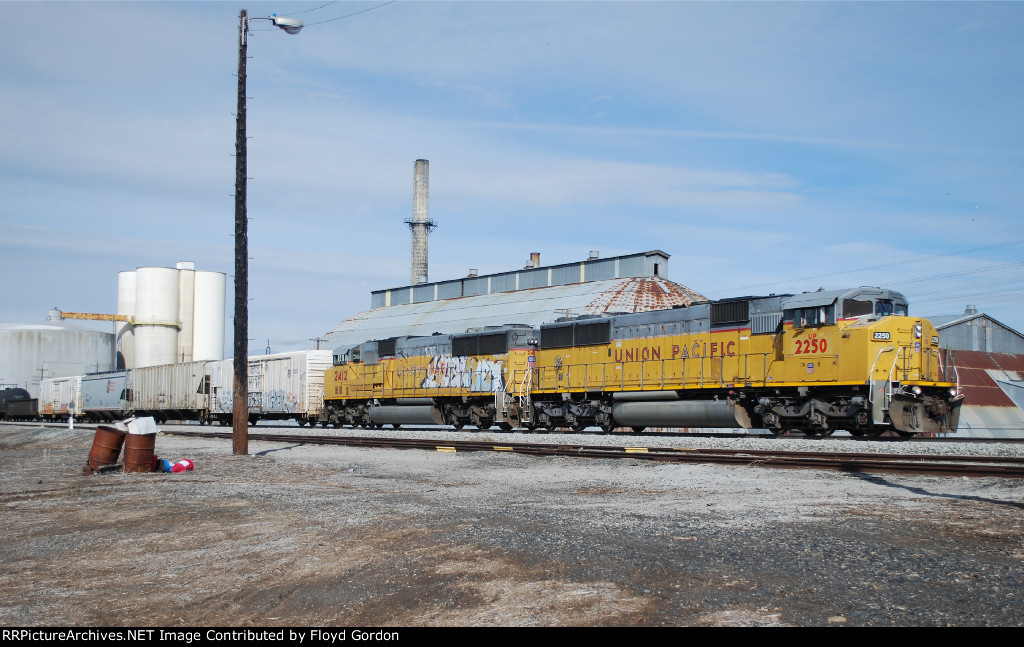 UP 2250 leads UP Local 41 east bound